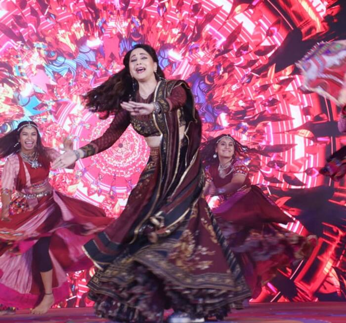 Madhuri Dixit Mesmerises With Her Dance at The Trailer Launch of Maja ...