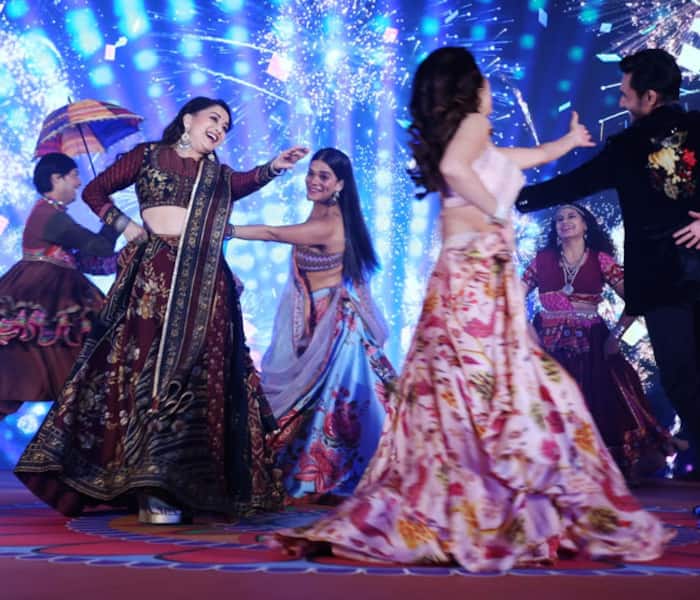 Madhuri Dixit Mesmerises With Her Dance at The Trailer Launch of Maja ...