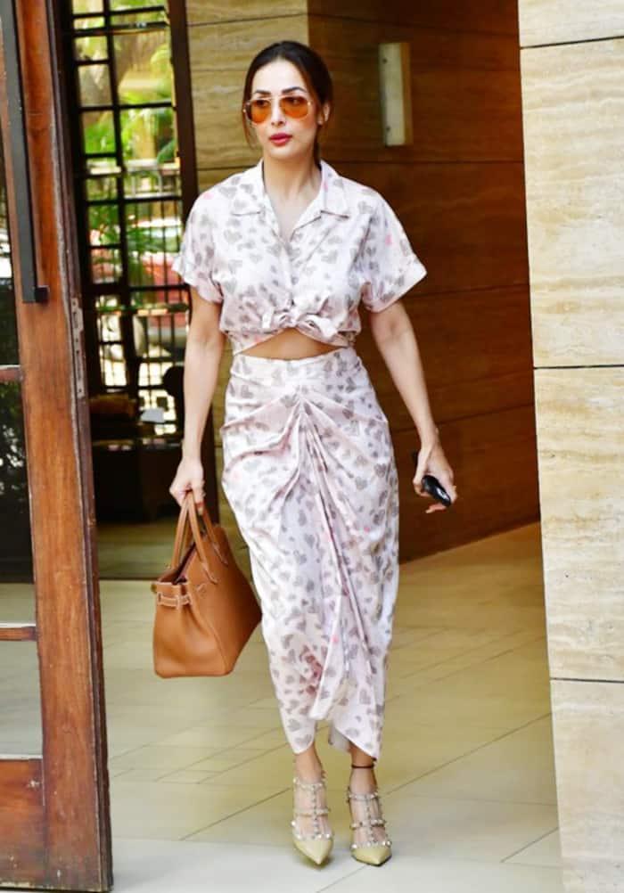 Malaika Arora Raises Glam Quotient in Sexy Knot Puff Sleeve Crop Top ...