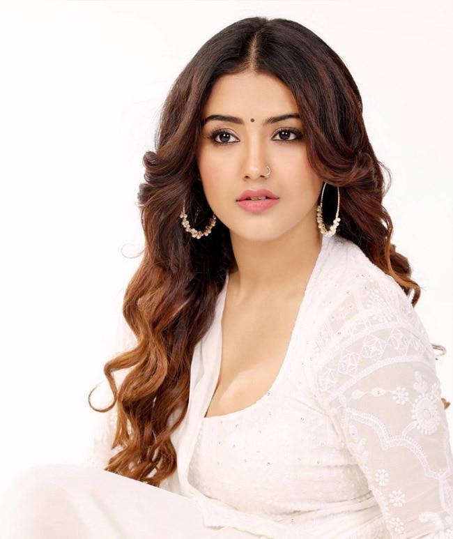 Malvika Sharma Looks Breathtakingly Beautiful