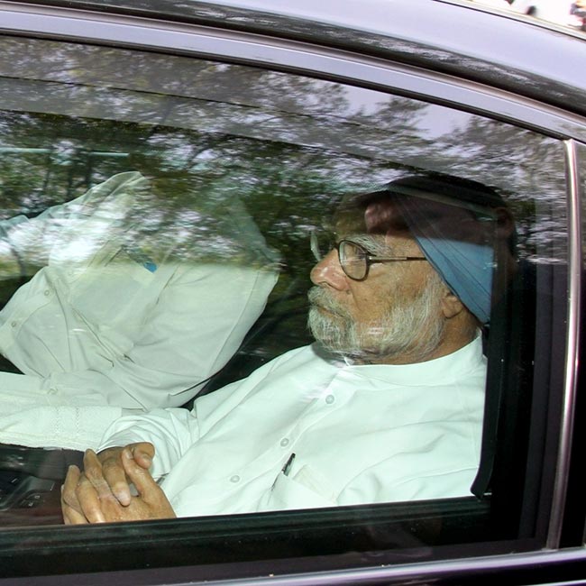 Manmohan Singh clicked at the funeral of Kamla Advani