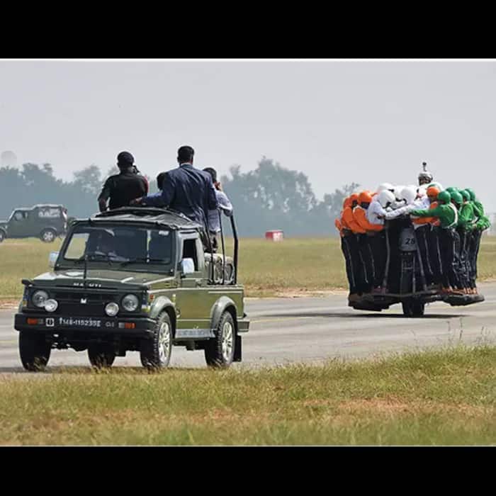 UNBELIEVABLE! Indian Army creates world record with 58 men riding on ...