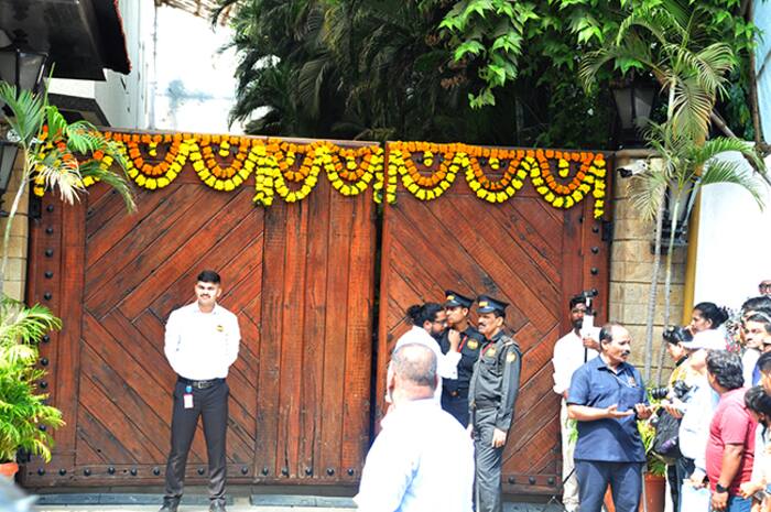 Amitabh Bachchan's 81st Birthday: Megastar Greets Fans Outside Jalsa - Pics