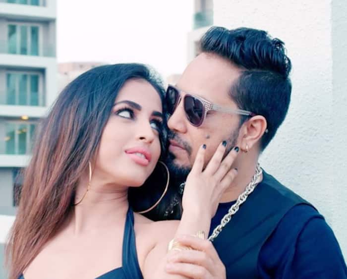 Infamous Kiss Between Mika Singh And Rakhi Sawant That Created a Huge Drama