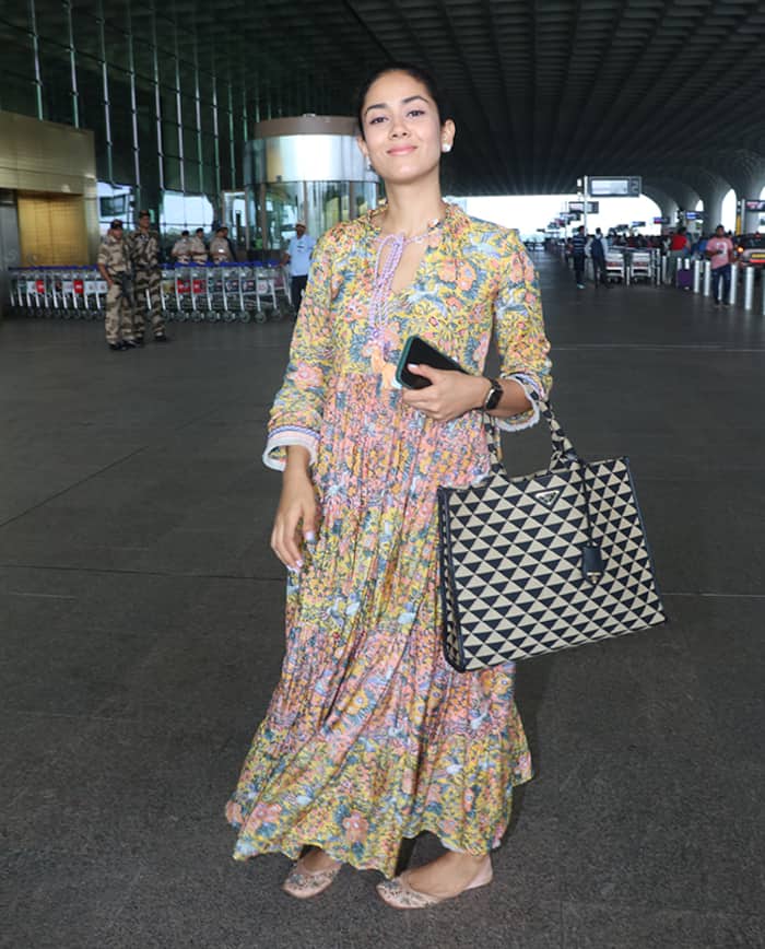 Mira Rajput Nails Her Comfy Yet Stylish Airport Look, Shahid Kapoor's ...