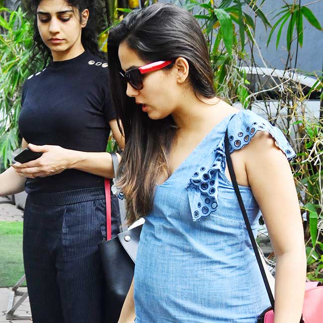 Mira Rajput's denim dress is great for fashionable to be moms