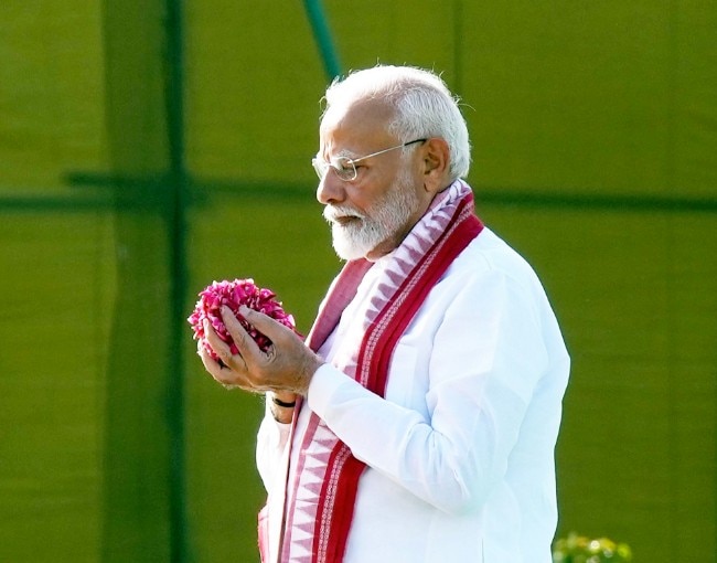 Modi pays tribute at Sadaiv Atal in Delhi Modi pays tribute at Sadaiv Atal in Delhi