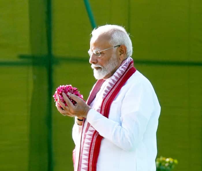 Modi pays tribute at Sadaiv Atal in Delhi