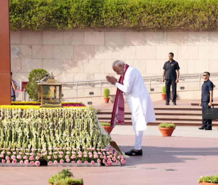 PM Modi Swearing-In Ceremony: Narendra Modi Pays Tribute to Mahatma ...