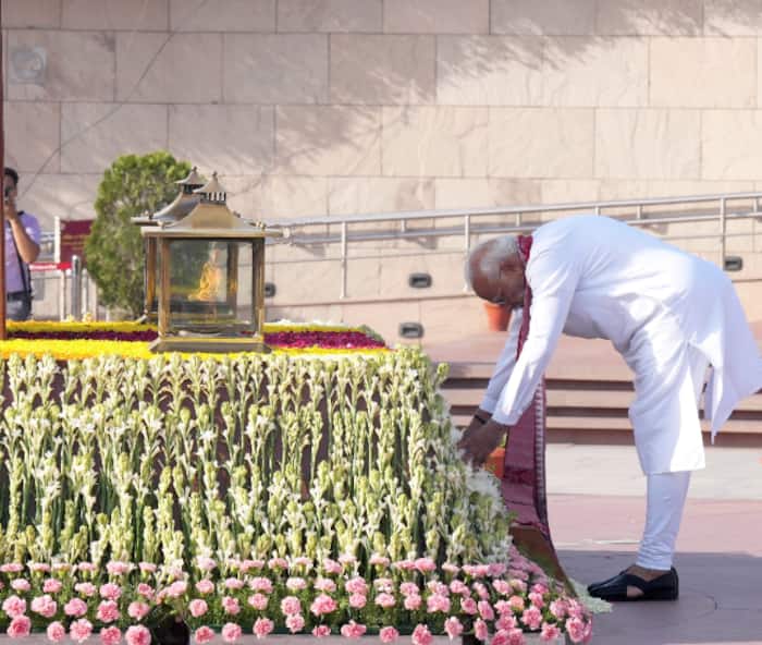 PM Modi Swearing-In Ceremony: Narendra Modi Pays Tribute to Mahatma ...