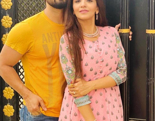Monalisa and Vikrant Singh share a couple pose