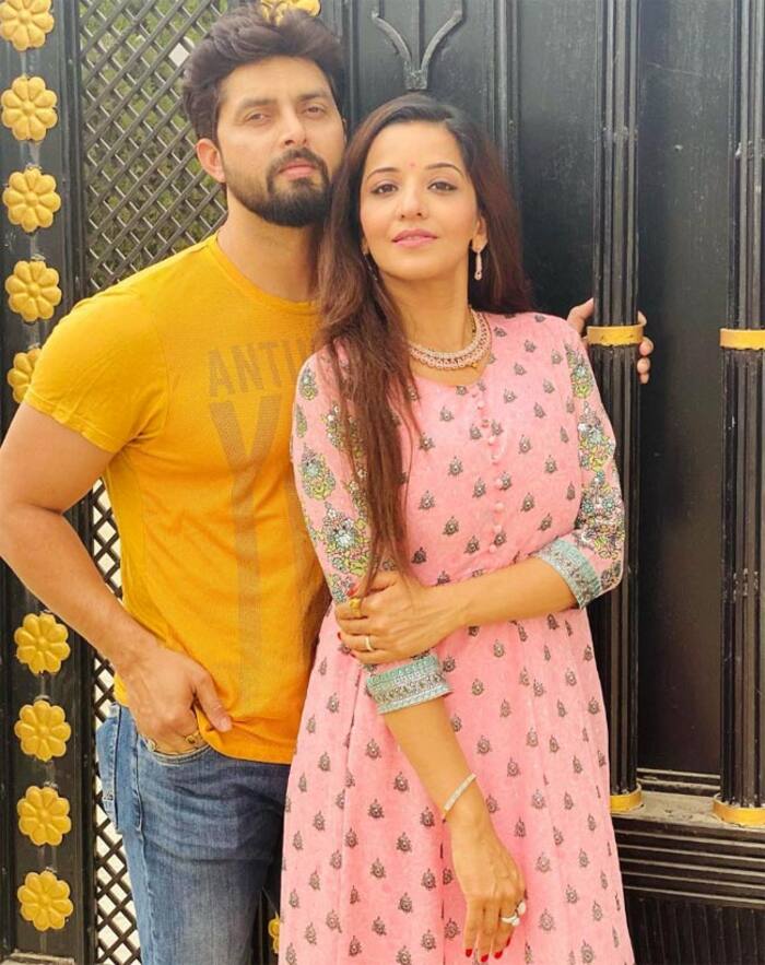 Monalisa’s Gorgeous Pictures in Traditional Wear With Husband Vikrant Singh