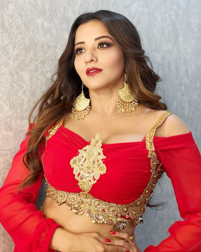 Monalisa is a Siren For Boldness in Sexy Metallic Silver Look, Check Her Hot Photoshoot