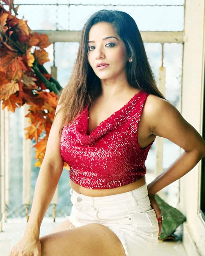 Monalisa Oozes Oomph in Hot Pink Crop-Top And Ripped Shorts l PHOTOS