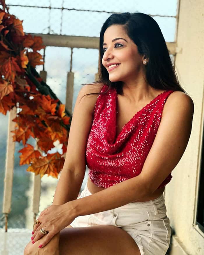 Monalisa Oozes Oomph in Hot Pink Crop-Top And Ripped Shorts l PHOTOS