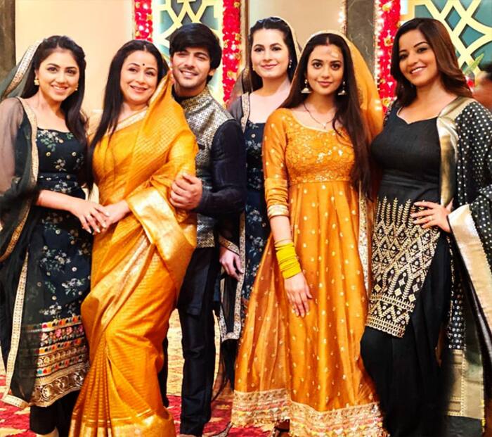 Monalisa Looks Stunning in Ethnic Wear as She Strikes a Sexy Pose on ...