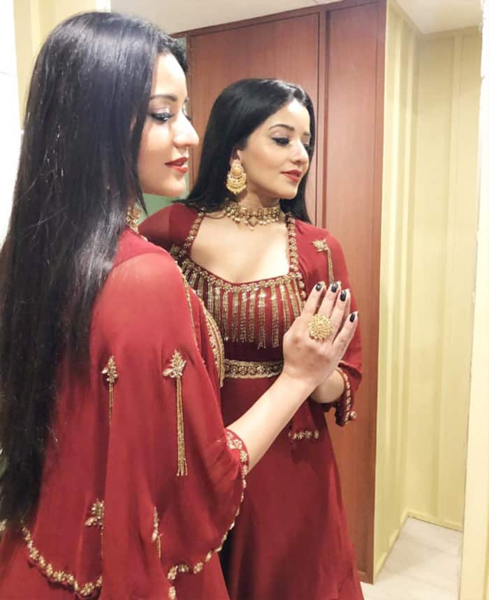 Monalisa makes some killer poses for the camera