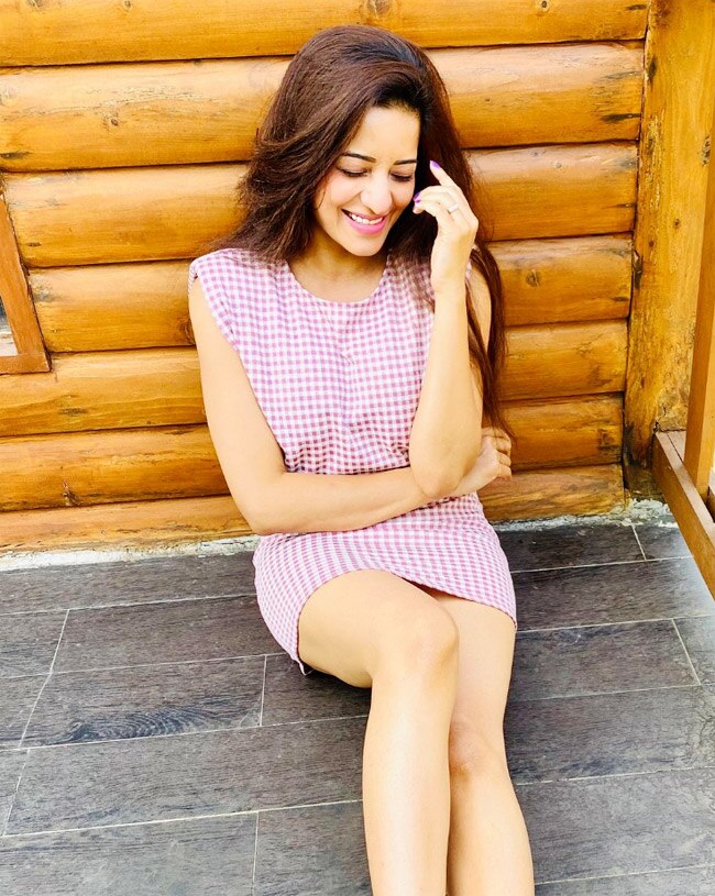 Monalisa flaunts her toned legs