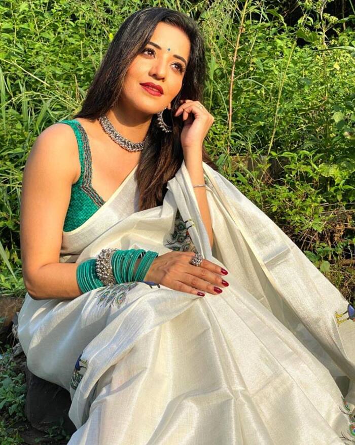 Monalisa rocks her stunning saree with a sleeveless blouse