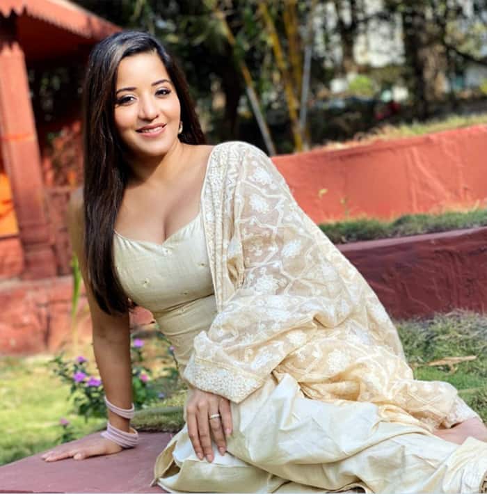 Monalisa Looks Stunning in Ethnic Wear as She Strikes a Sexy Pose on Sets of Nazar 2