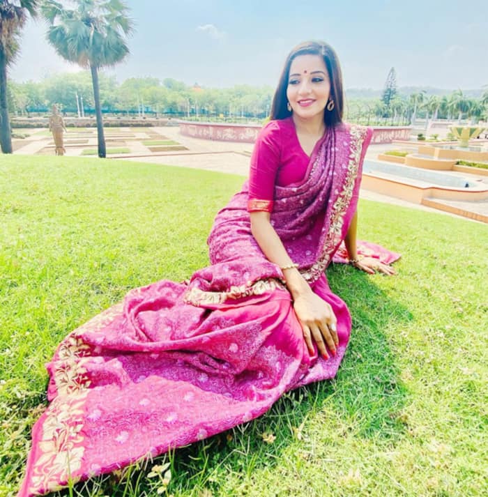 Check out Monalisa looking really sexy in her new saree pictures