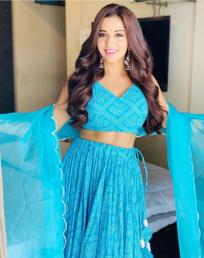 Bhojpuri Starlet Monalisa Will ‘Blue’ Your Mind Away In This Bandhej ...