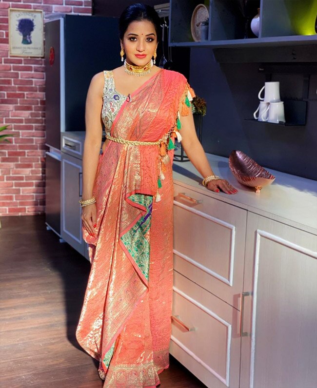 Monalisa Shares Her Gorgeous Clicks