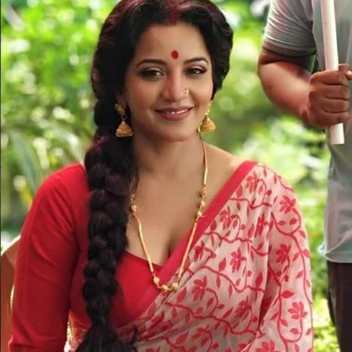 Bhojpuri Actress Monalisa aka Jhuma Boudi's Sensuous Pictures