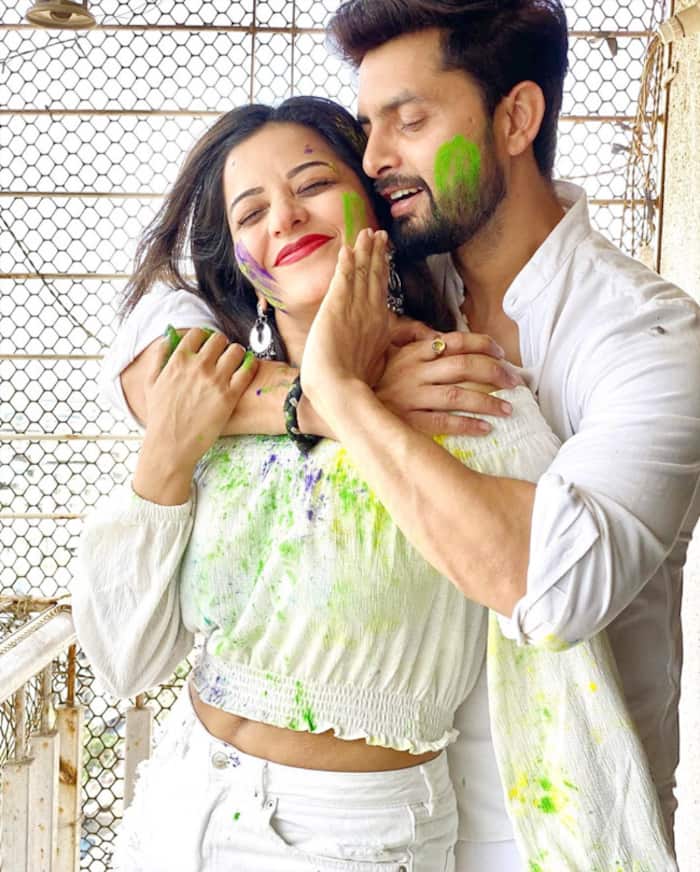 Bhojpuri Hottie And Nazar 2 Actor Monalisa’s Lovey-Dovey Pictures With ...