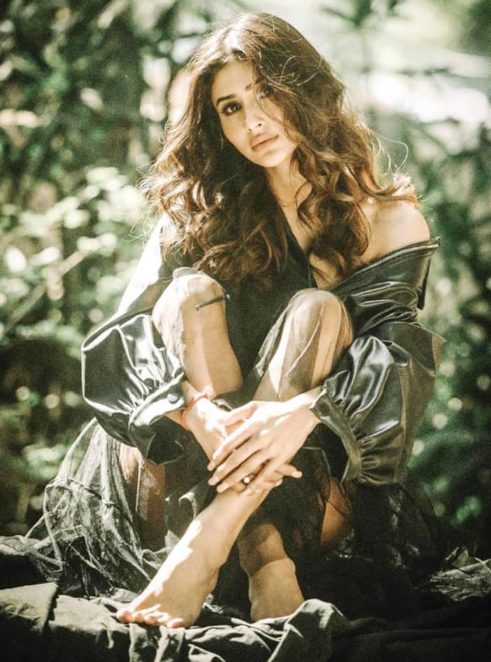 Mouni Roy Looks Sensuous In Her Latest Pictures, Steals The Show in a ...