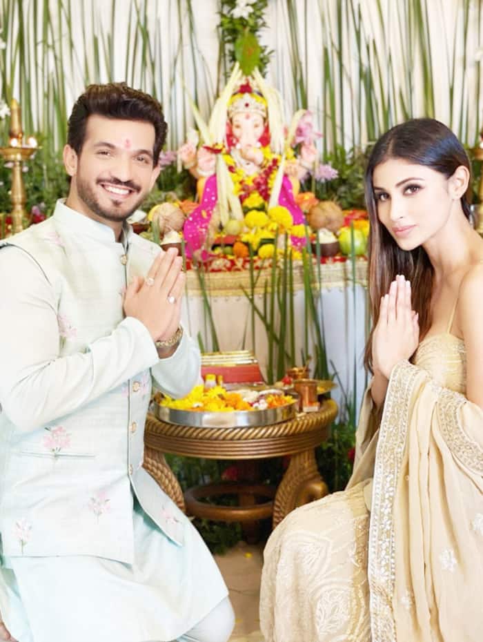 Mouni Roy Flaunts Her Bare Back In Sexy Lehenga Look