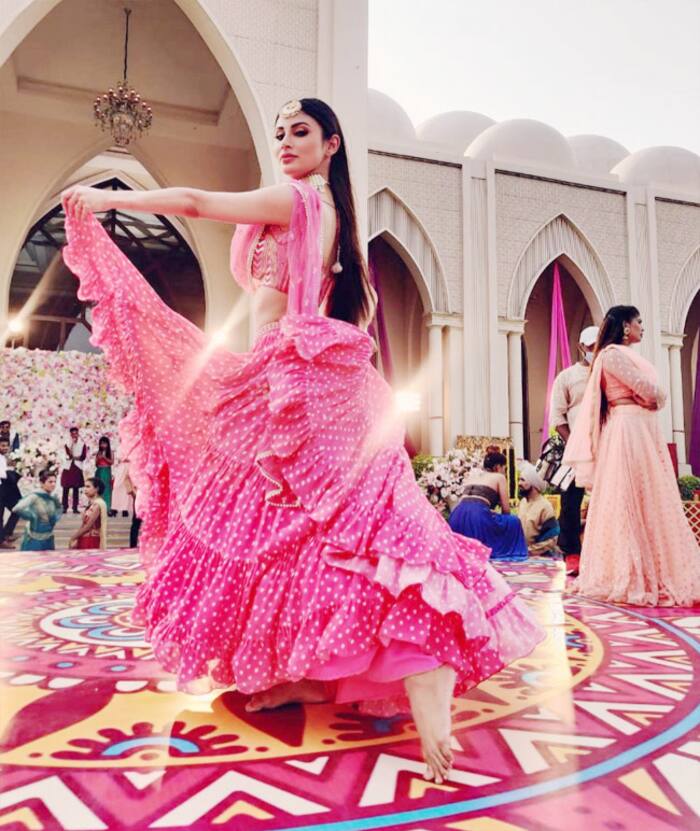 Mouni Roy in Pink Bandhani Lehenga is Straight Out of Fairytale – Check ...