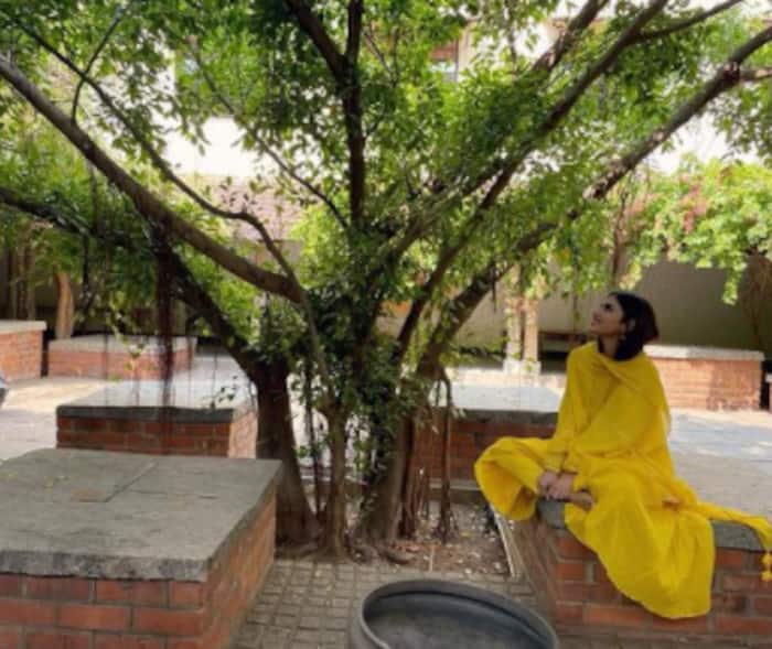Mouni Roy Meets Sadhguru, Experiences Peace and Nature at the Isha Home ...