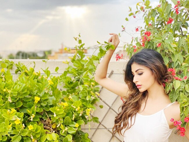 Mouni Roy never fails to mesmerise her fans with her lockdown posts