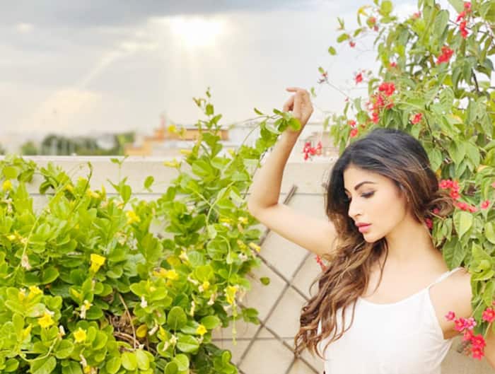 Mouni Roy’s lockdown pics go viral for her hotness