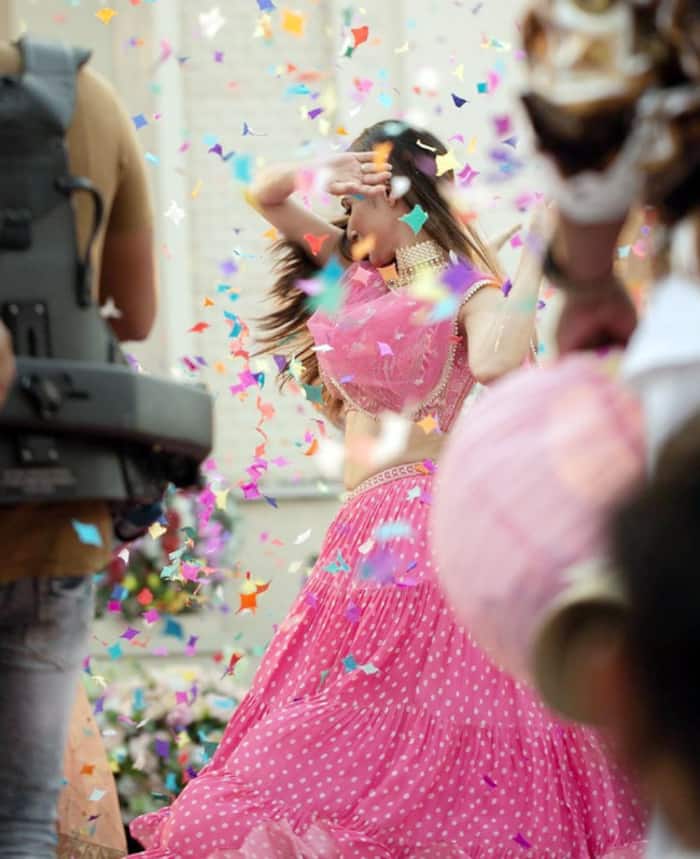 Mouni wore a heavy necklace and a piece of mangtika