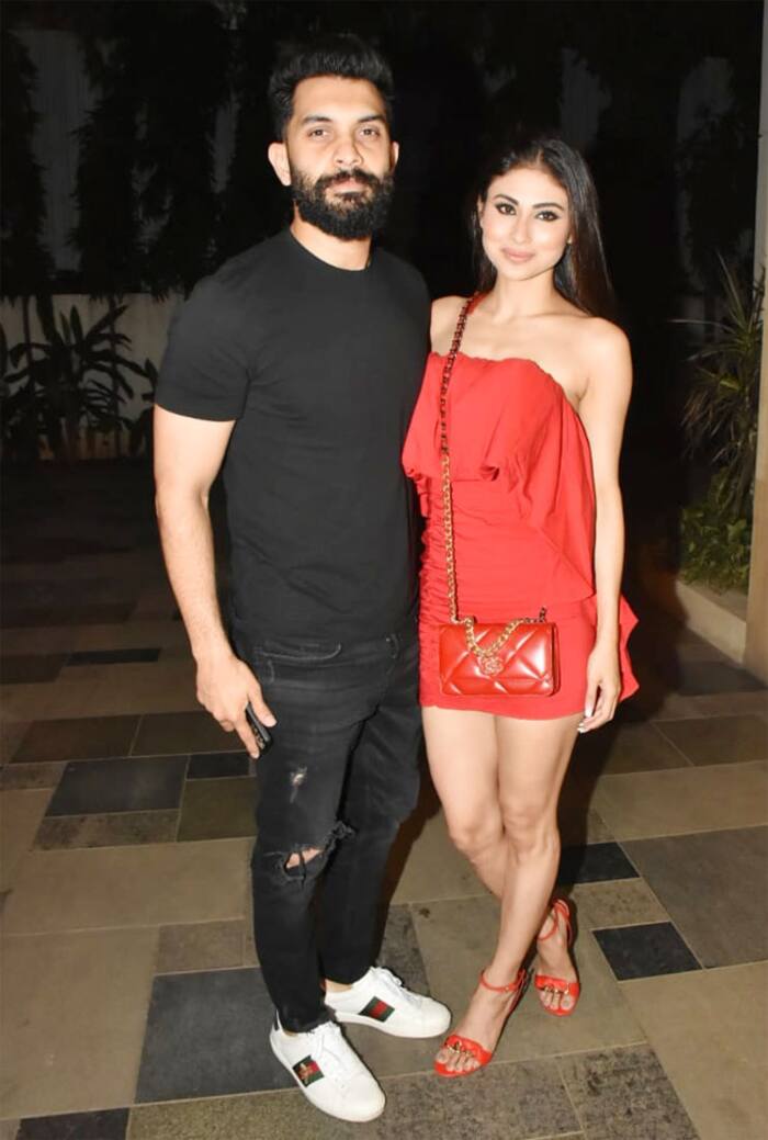 Mouni Roy Flaunts Hourglass Figure in Red Bodycon Number, Check Her ...