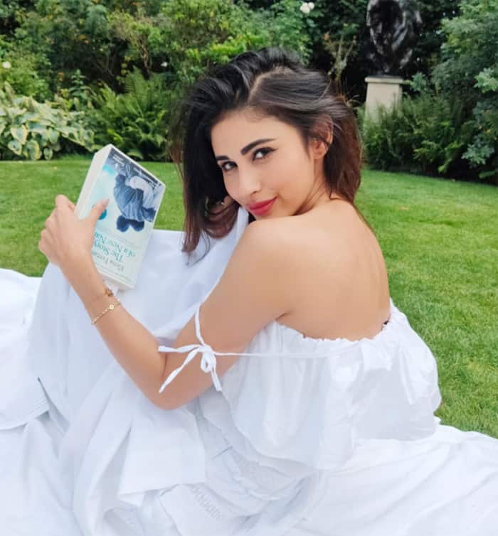 Mouni Roy Poses With a Book in Hand And That Makes Her Even More Stunning Mouni Roy Poses With a Book in Hand And That Makes Her Even More Stunning