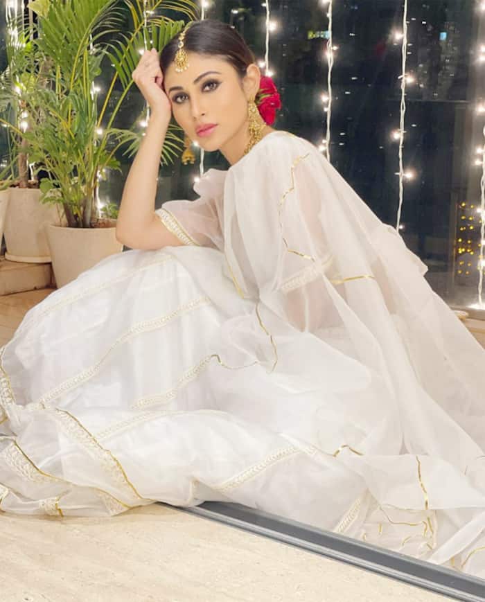 Mouni Roy's Traditional Look Is Simple Yet Elegant