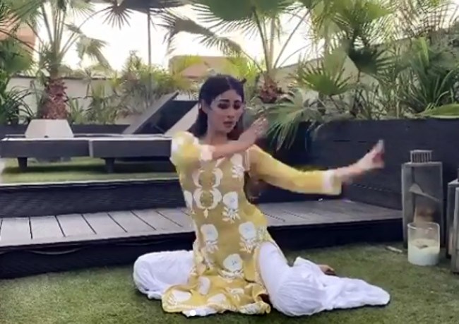 Mouni Roy Looks Extremely Graceful While Dancing on Aishwarya Rai's Song