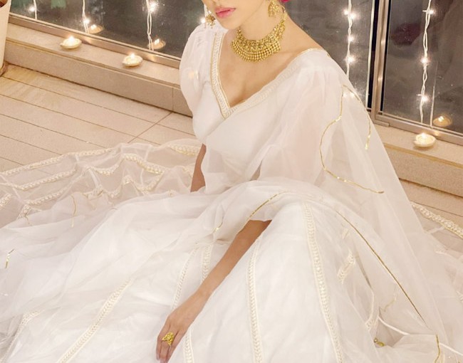 Mouni Roy's Traditional Look Is Simple Yet Elegant