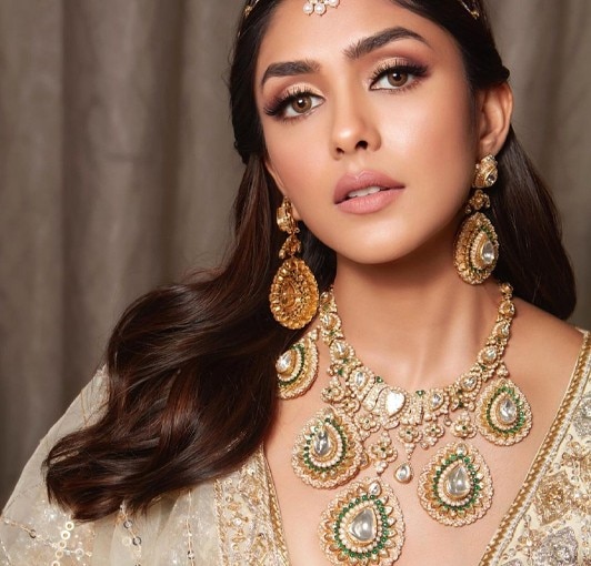 Mrunal further opts for simple yet elegant accessories