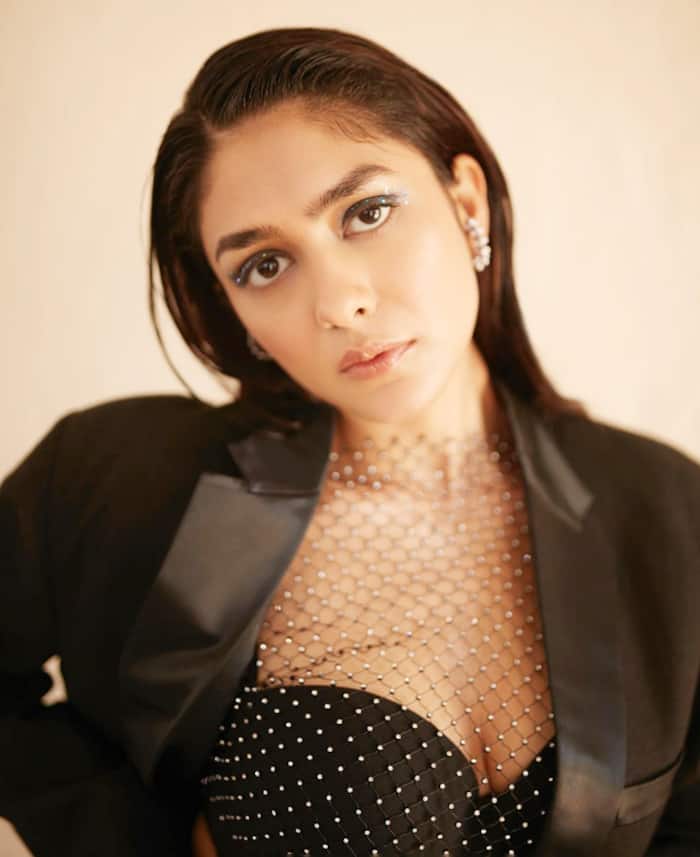 Mrunal Thakur Looks Like a Vision to Sore Eyes in All Black