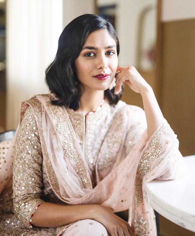 Mrunal Thakur looks pretty in delicate earrings and subtle makeup