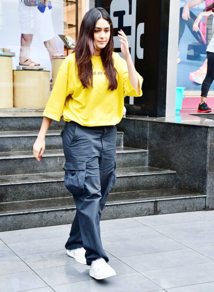 Mrunal Thakur Looks Effortlessly Pretty in Viral Photos