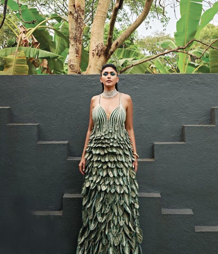 Mrunal Thakur Looks Like a Tree in Sexy Plunging Neckline Forest Green ...