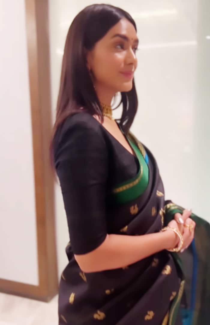 Mrunal Thakur Redefines Beauty in Viral Video in Black Saree