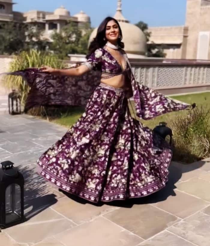 Mrunal Thakur Looks Breathtaking in Latest Viral Photos
