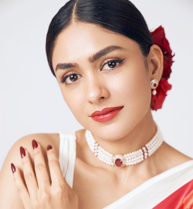 Mrunal Thakur Opted For Bold Makeup