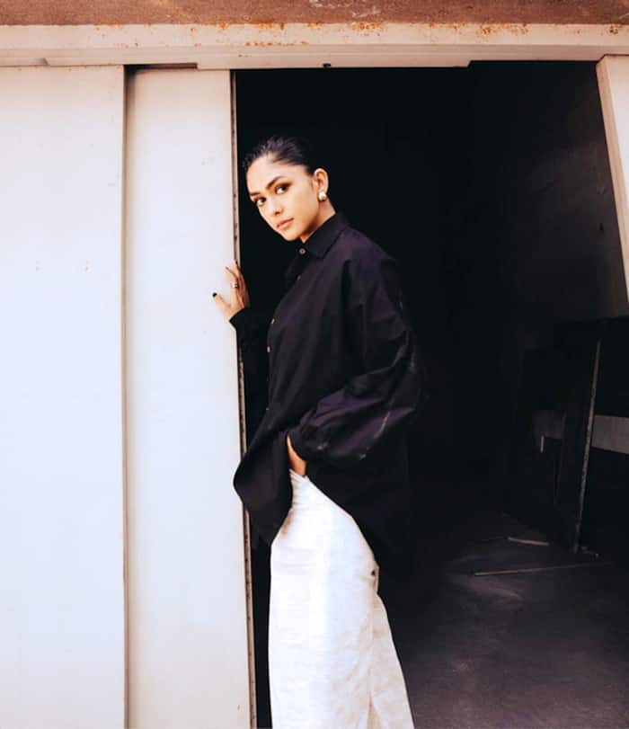 Mrunal Thakur's Fans Call Her 'Beauty Queen' in Sexy Black Shirt And ...